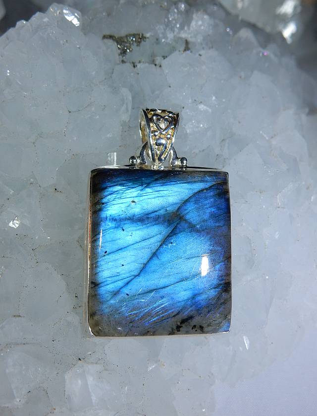 Labradorite Pendant in Sterling Silver - Heaven & Nature Store